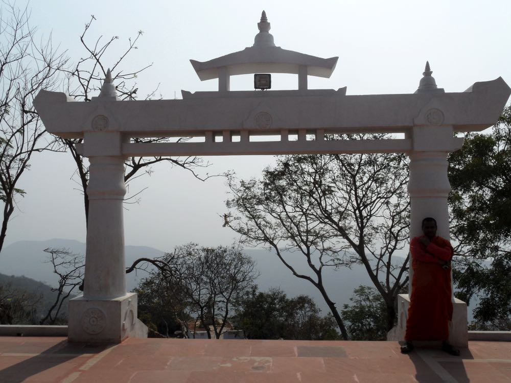 Portal em Vishwa Shanti Stupa no Monte Gridhrakuta (Pico do Abutre ...